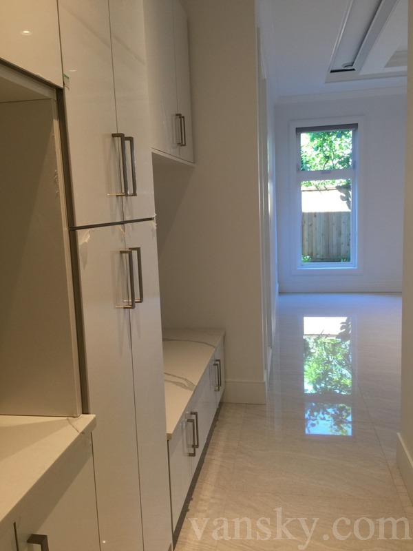 温哥华出租 Richmond 豪華新屋 2大房2衛客廳廚房 1050' 多儲物櫃 超高吊頂 - 温哥华天空 - Vansky.com